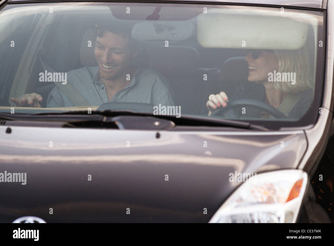 Kirsten Dunst and Jason Boesel return to her car after shopping at RRL ...