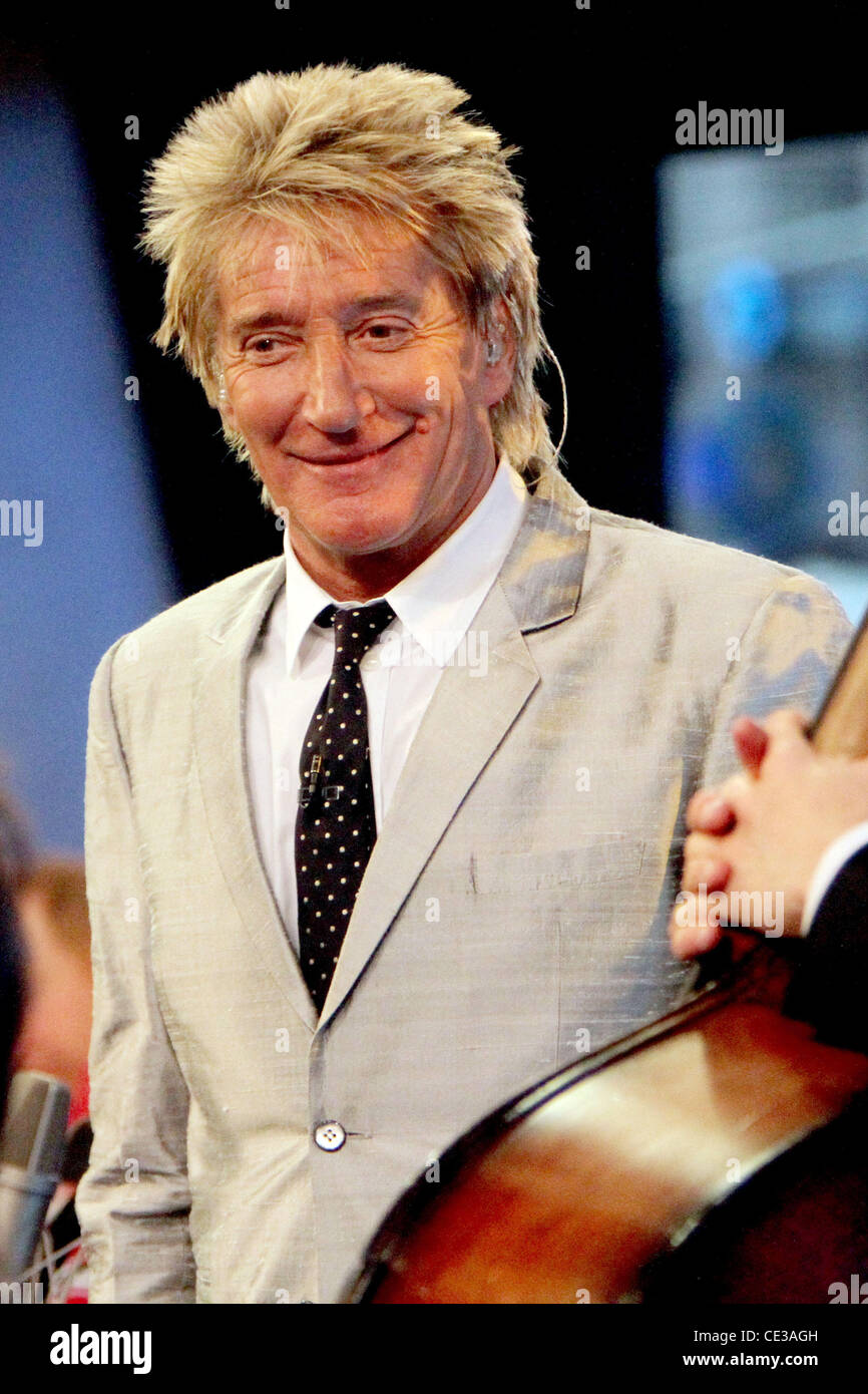 Rod Stewart performs live on ABC's 'Good Morning America' New York City ...