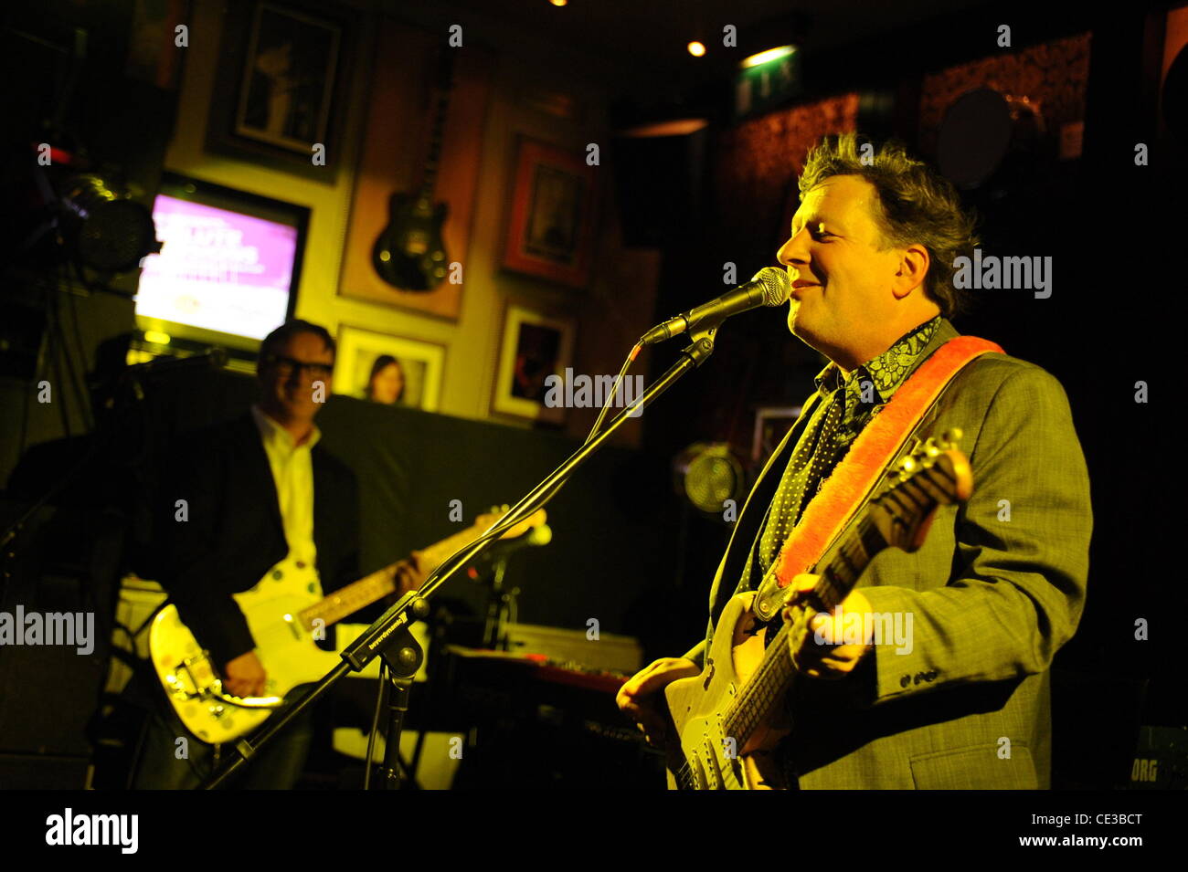 Glenn tilbrook chris difford squeeze hi-res stock photography and ...