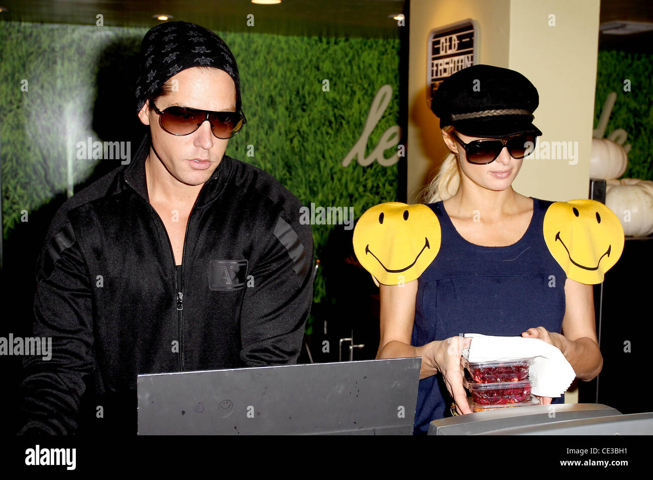 Paris Hilton and Cy Waits Paris Hilton picking up some take out food ...