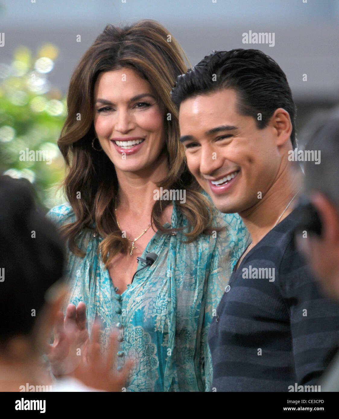 Cindy Crawford makes an appearance on the entertainment TV show 'Extra ...