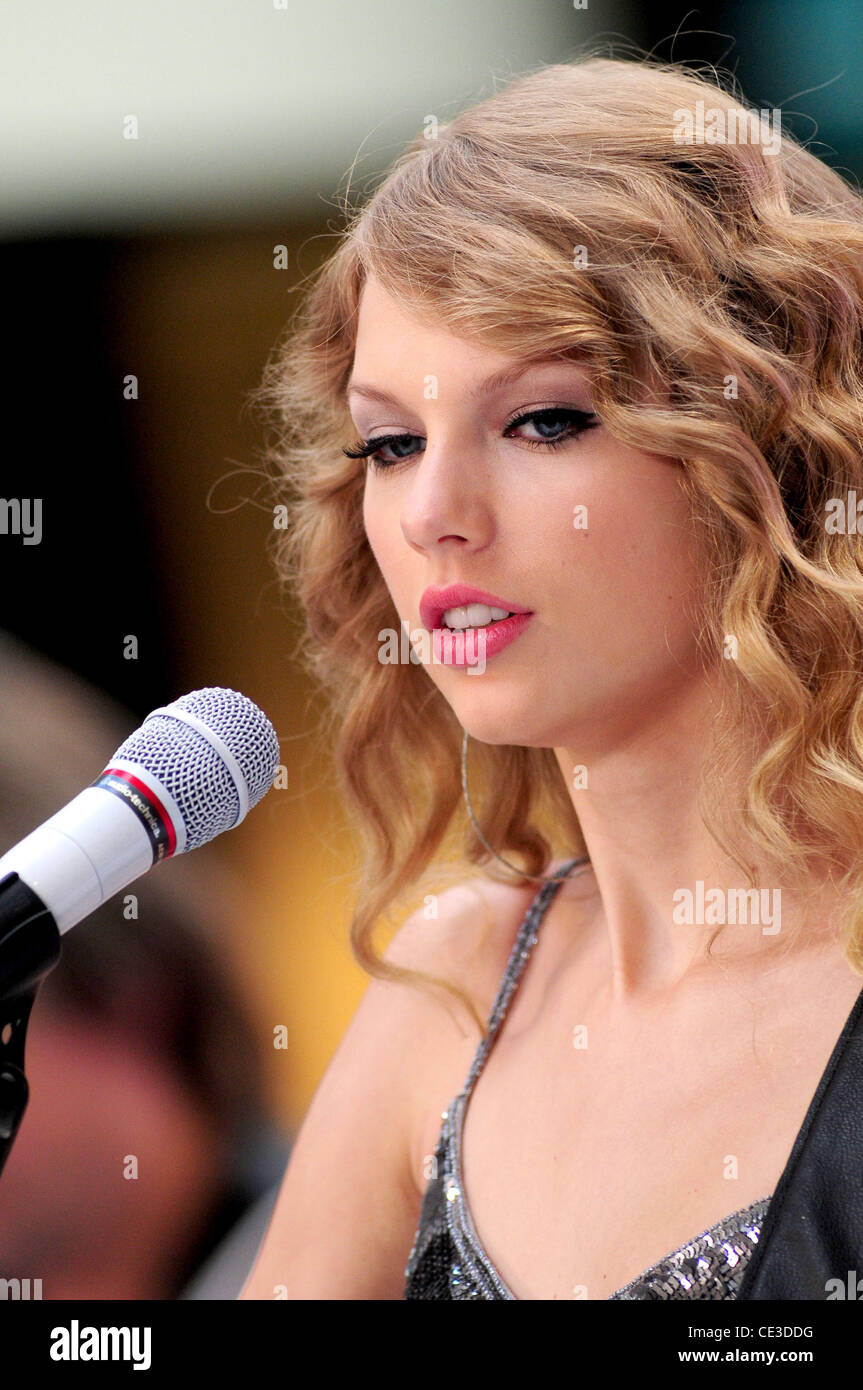 Taylor Swift performs live on the 'Today Show' at Rockefeller Center ...