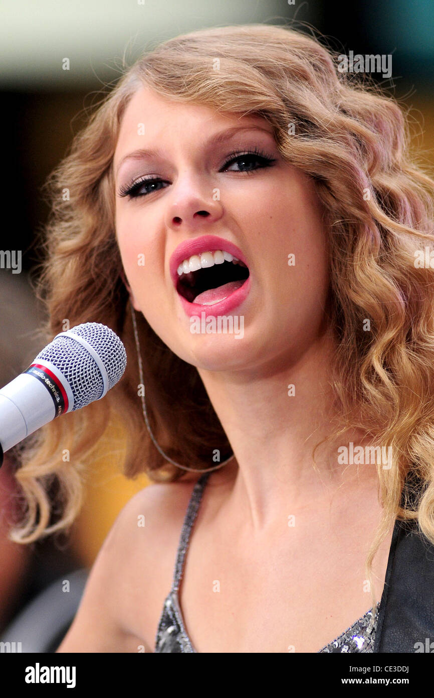 Taylor Swift performs live on the 'Today Show' at Rockefeller Center ...