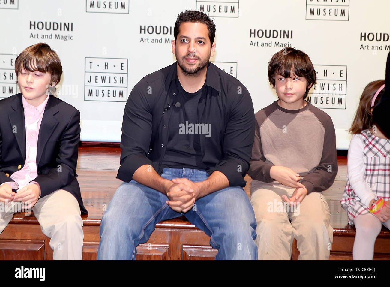 David Blaine reveals the secrets of Harry Houdini's escapes to children ...
