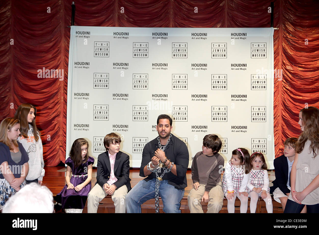 David Blaine reveals the secrets of Harry Houdini's escapes to children ...