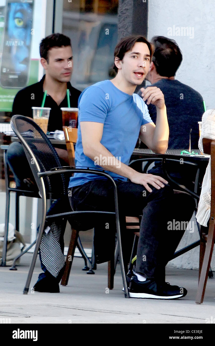 Justin Long talking with friends as he enjoys his beverage outside a ...