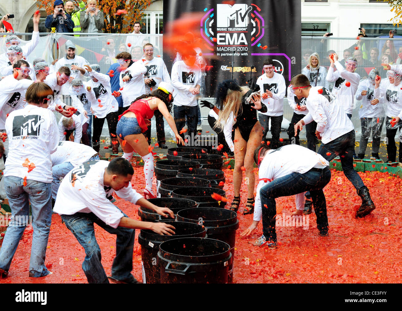 Katy Perry and Lady Gaga look-a-likes MTV's 'Giant Tomato Fight' held ...