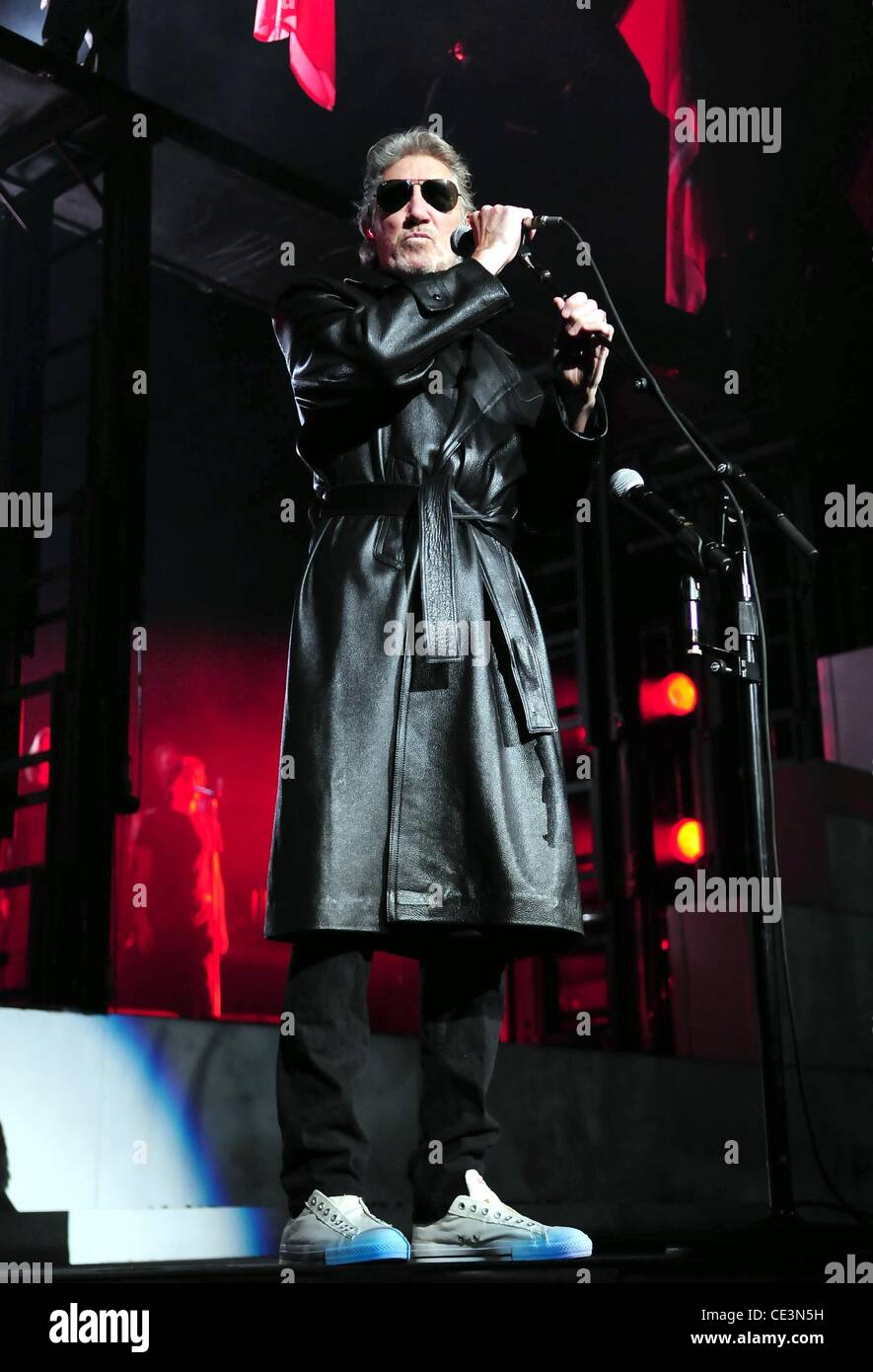 Singer Roger Waters performs 'The Wall' in its entirety at BankAtlantic ...