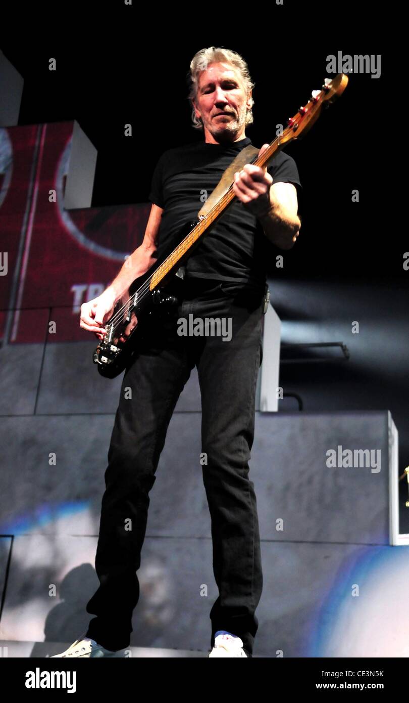 Singer Roger Waters performs 'The Wall' in its entirety at BankAtlantic ...