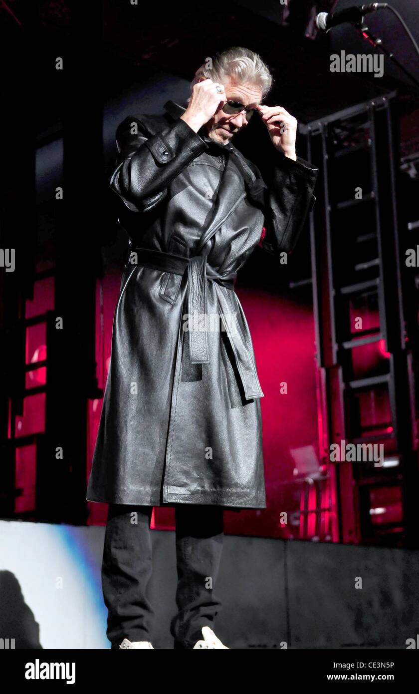 Singer Roger Waters performs 'The Wall' in its entirety at BankAtlantic ...