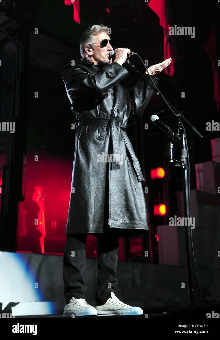 Singer Roger Waters performs 'The Wall' in its entirety at BankAtlantic ...