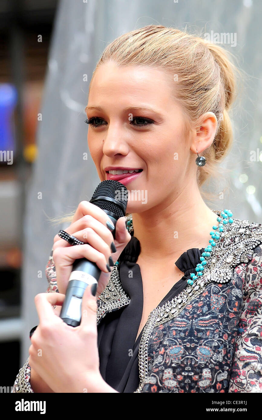 Blake Lively unveils the Swarovski star that will top the 2010 ...