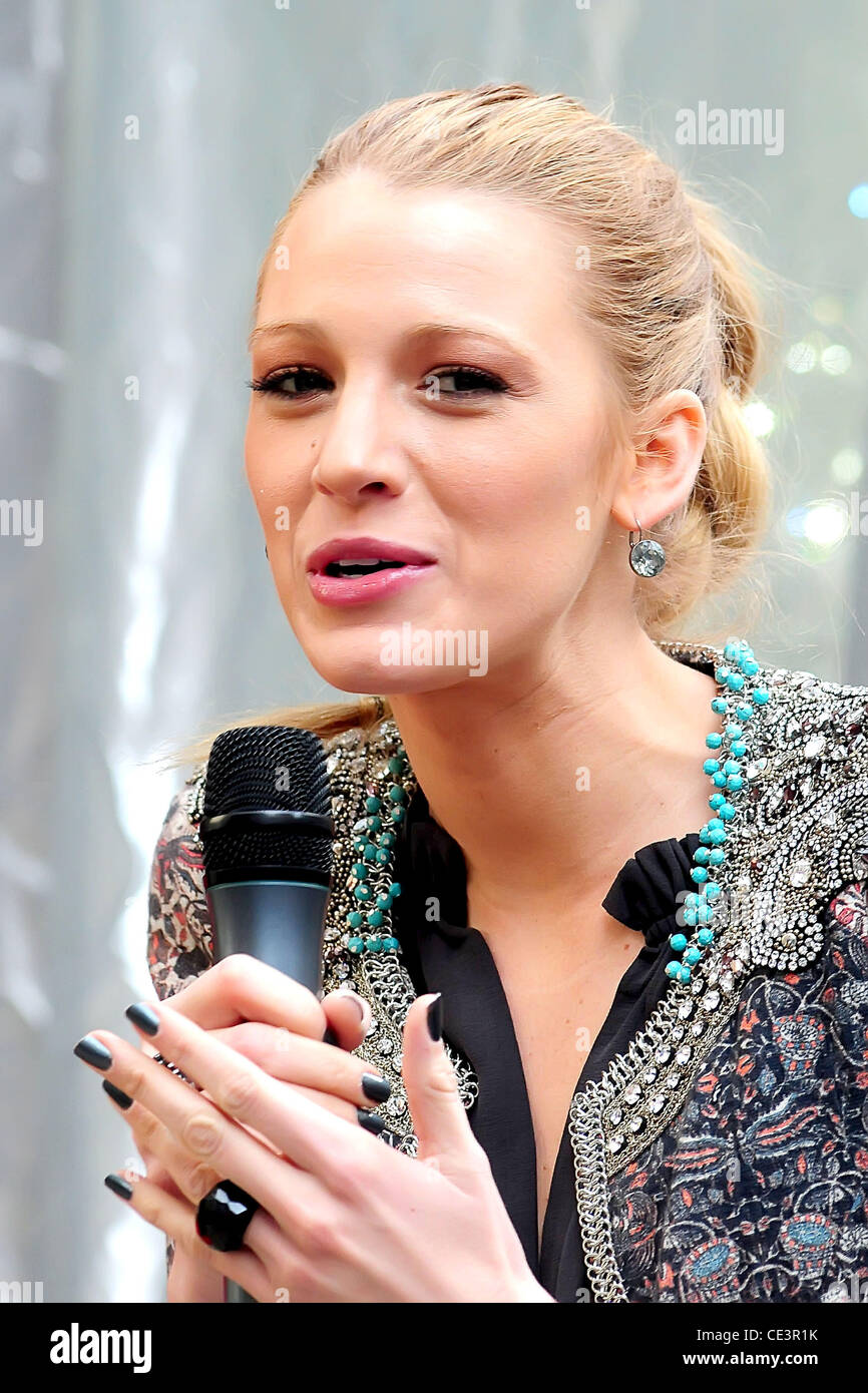 Blake Lively unveils the Swarovski star that will top the 2010 ...
