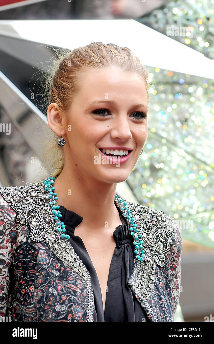 Blake Lively unveils the Swarovski star that will top the 2010 ...