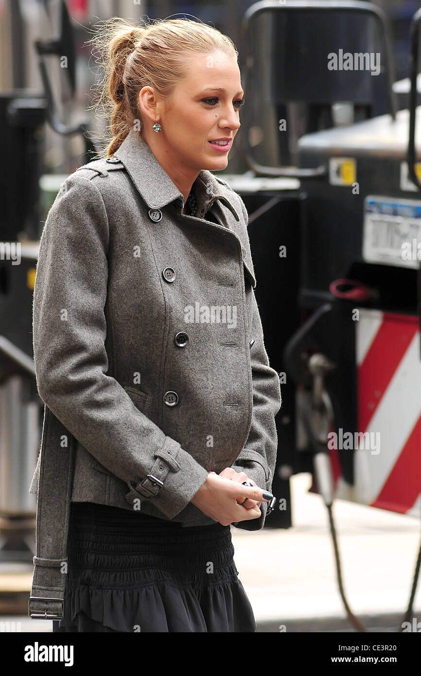 Blake Lively unveils the Swarovski star that will top the 2010 ...