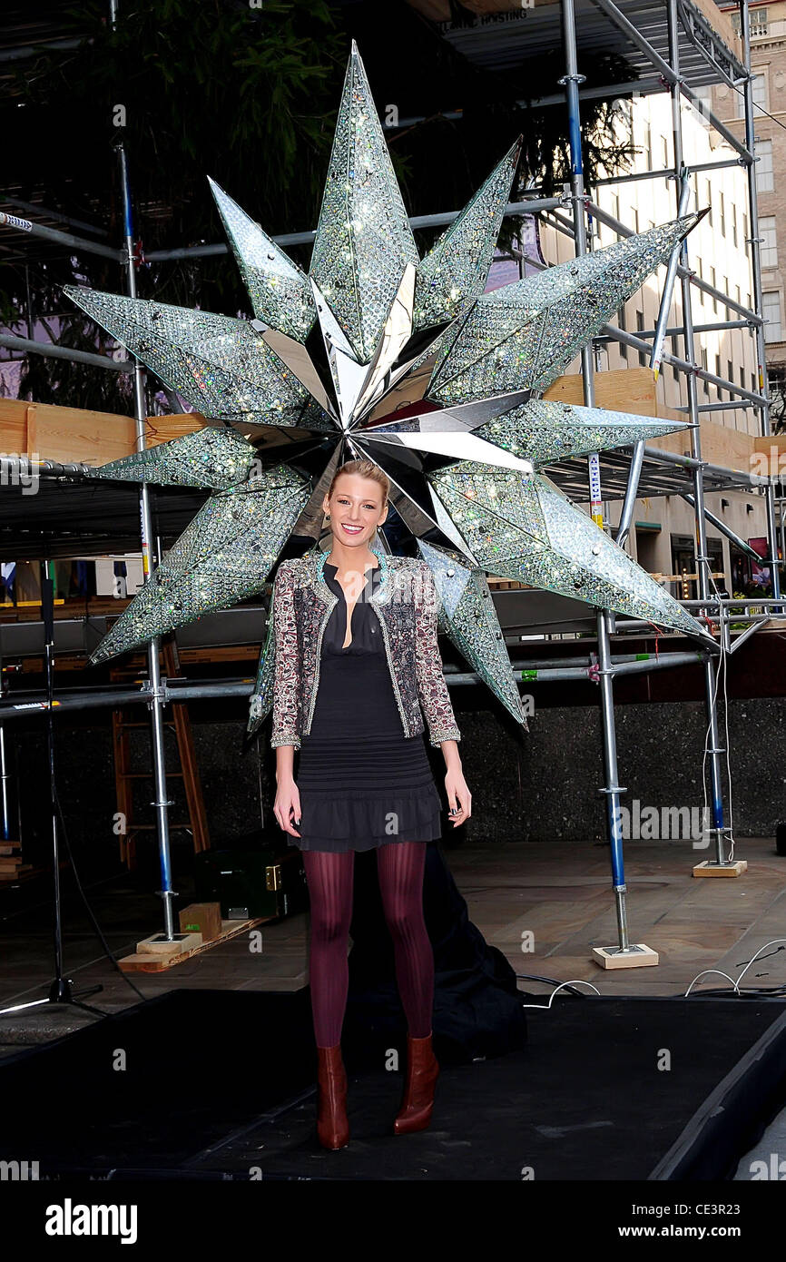 Blake Lively unveils the Swarovski star that will top the 2010 ...