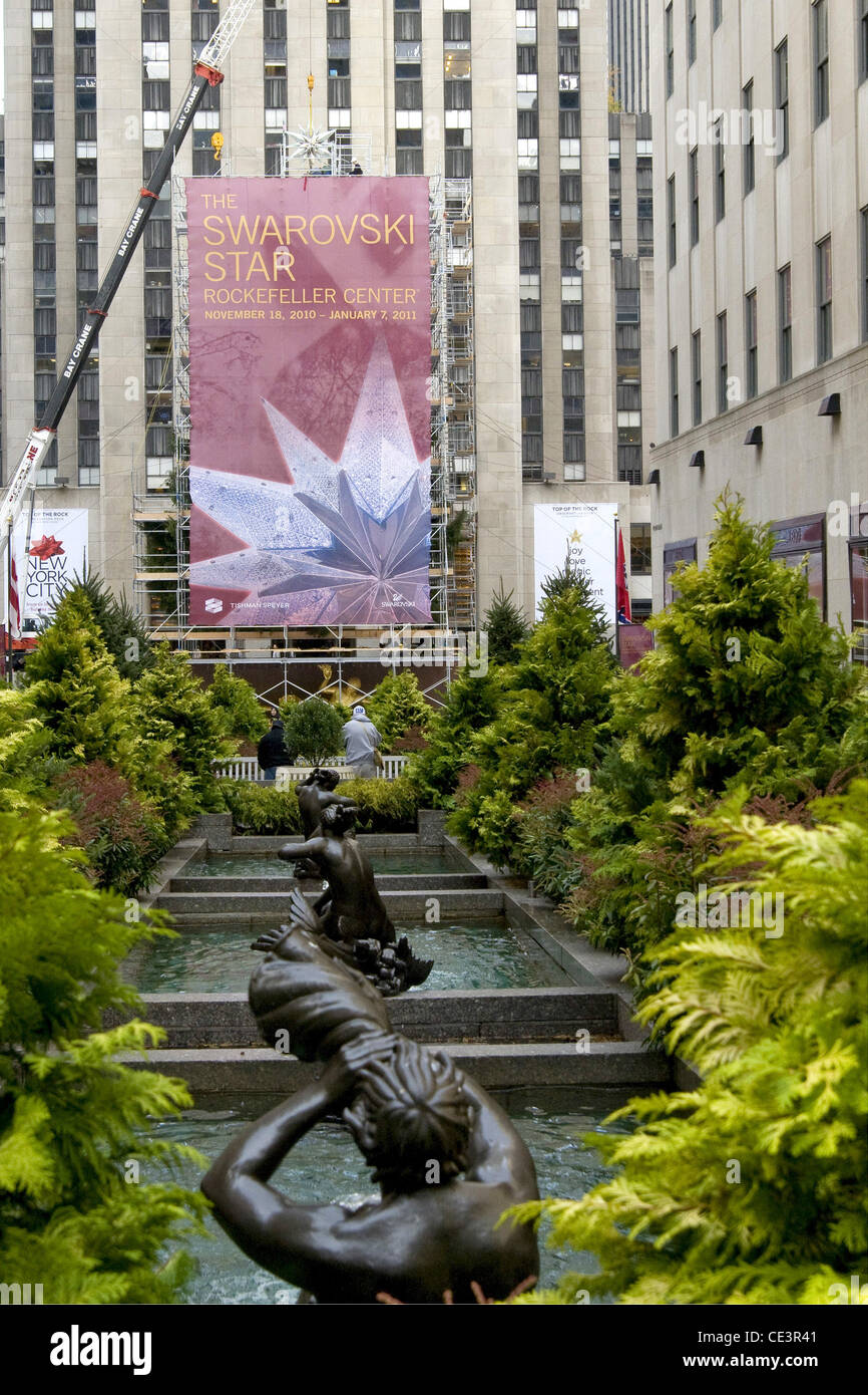 Blake Lively unveils the Swarovski star that will top the 2010 ...
