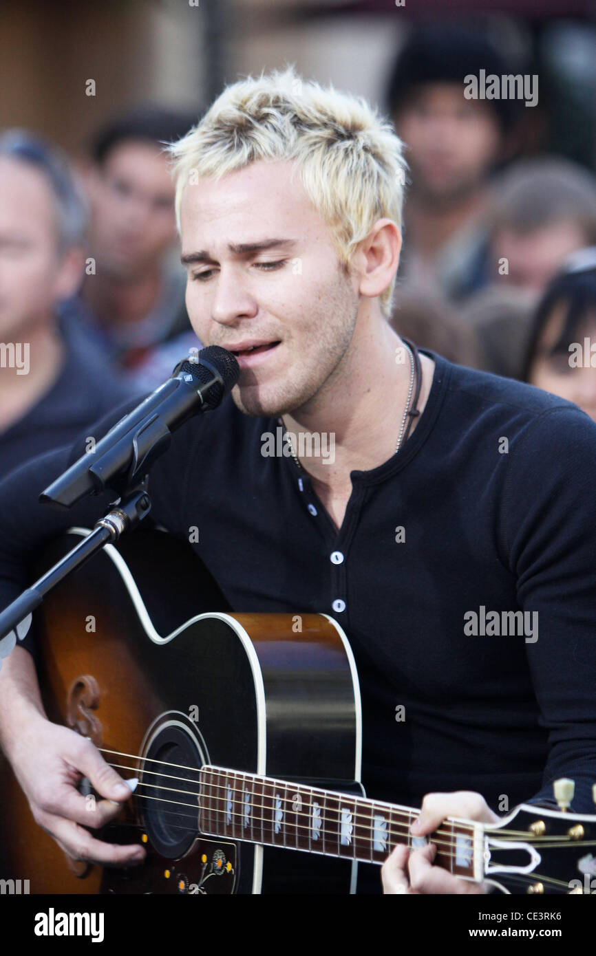Jason Wade Lifehouse performs on the entertainment television news ...