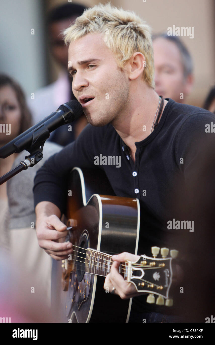 Jason Wade Lifehouse performs on the entertainment television news ...