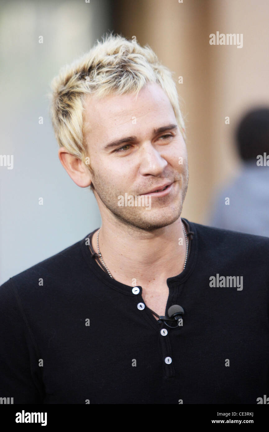 Jason Wade Lifehouse performs on the entertainment television news ...