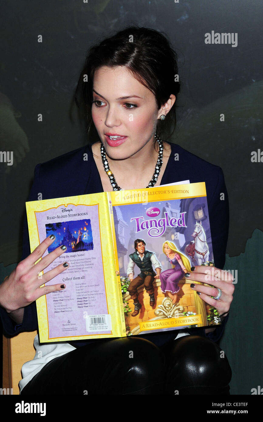 Mandy Moore reads to children to promote her new movie 'Tangled' at the ...