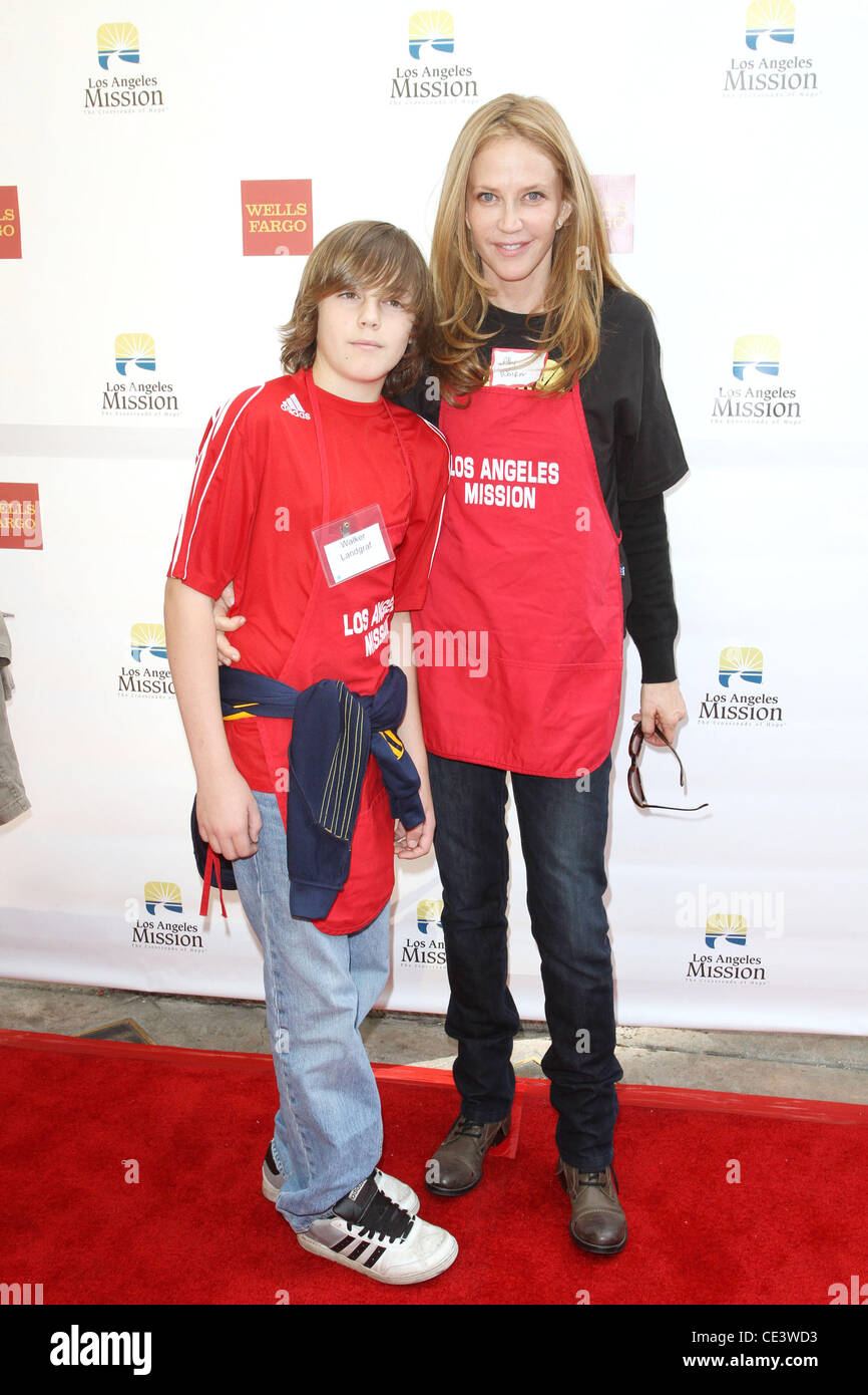Ally Walker and Son Anne and Kirk Douglas Center host a Thanksgiving ...