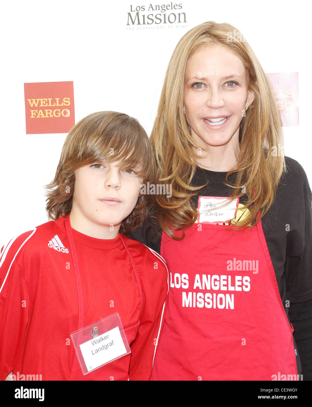 Ally Walker and Son Anne and Kirk Douglas Center host a Thanksgiving ...