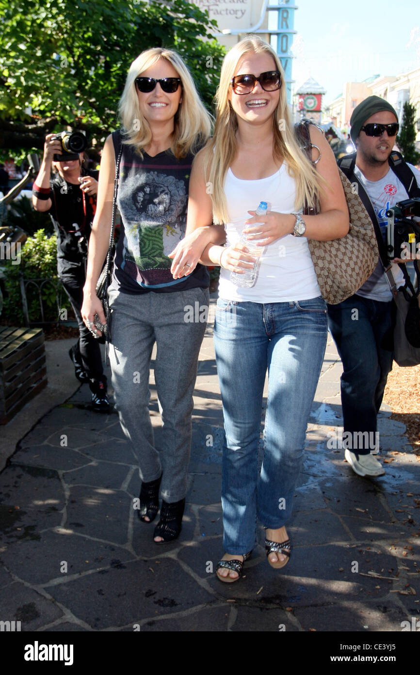 Malin Akerman and her sister Jennifer Akerman stroll arm-in-arm through ...