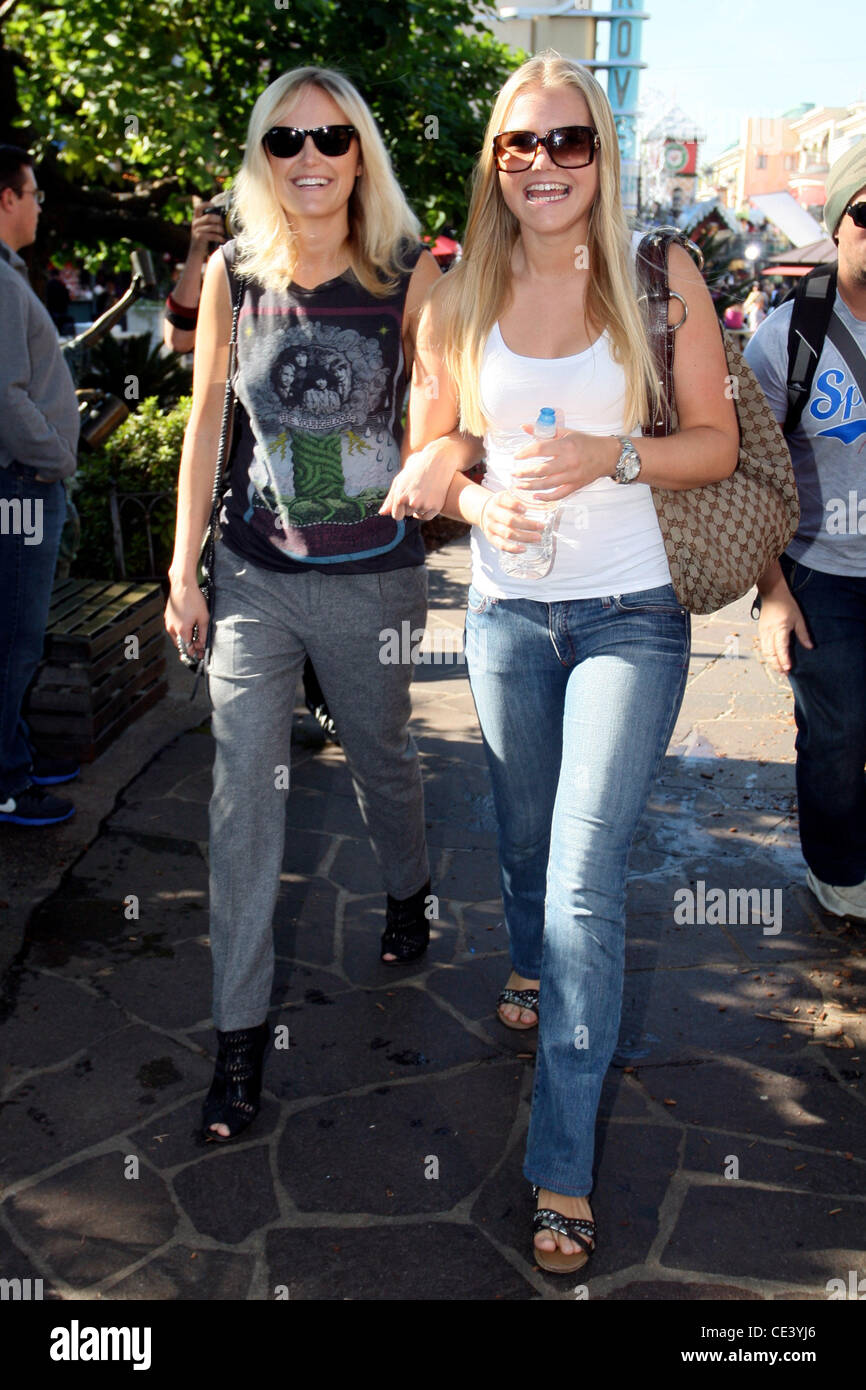 Malin Akerman and her sister Jennifer Akerman stroll arm-in-arm through ...