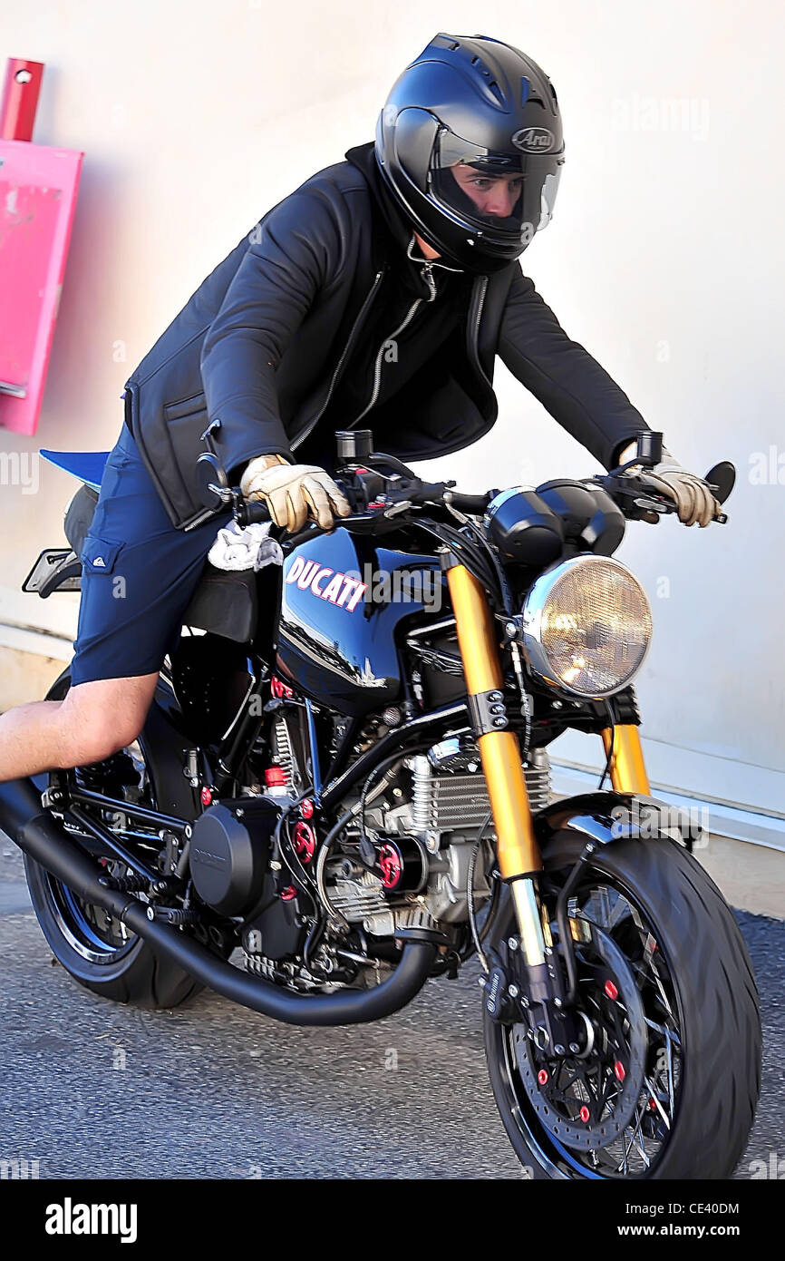 Orlando Bloom leaves a yoga studio in Santa Monica on his motorcycle ...