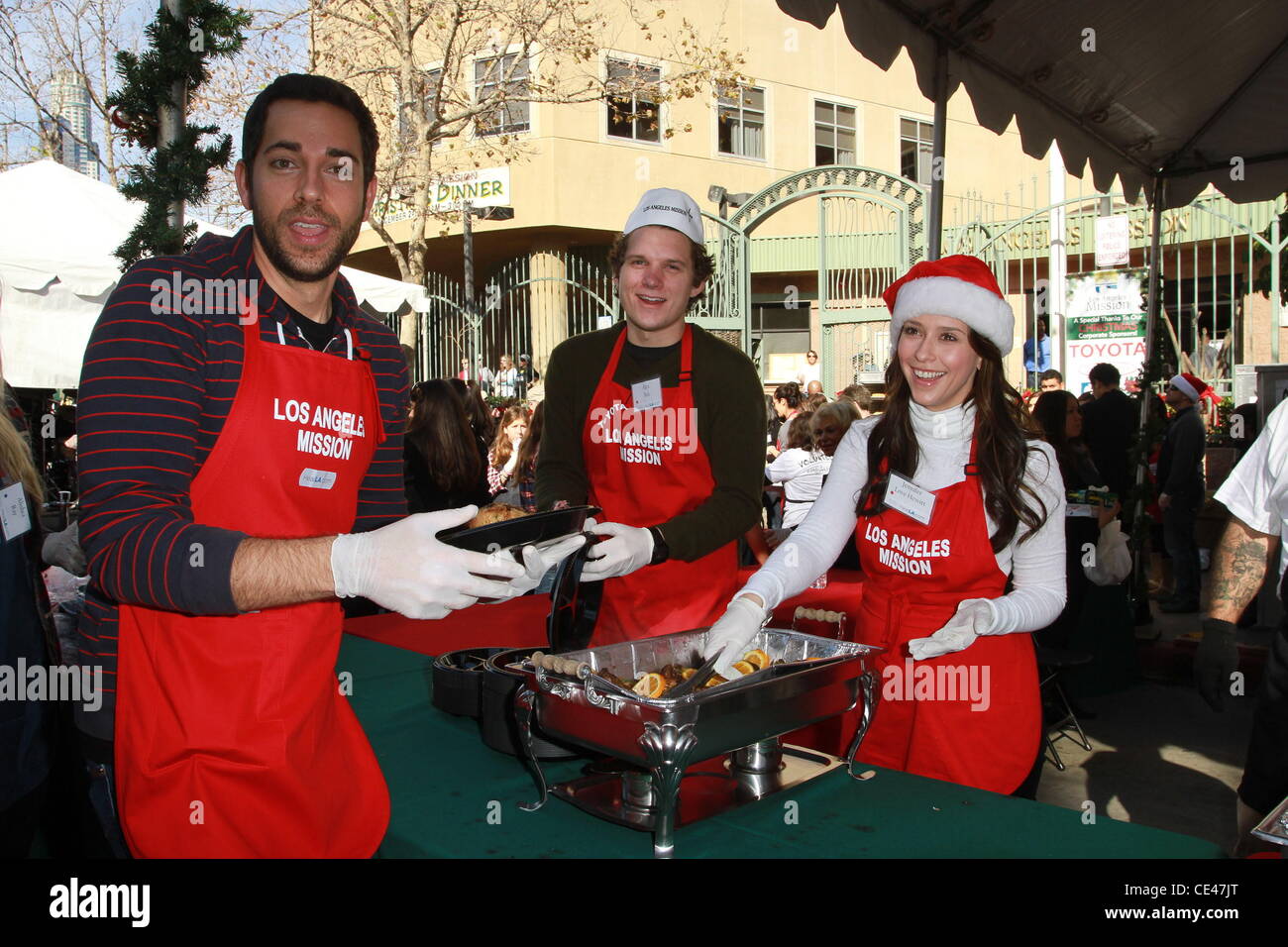 Zach Levi, Alex Beh and Jennifer Love Hewitt Celebrities volunteer on ...