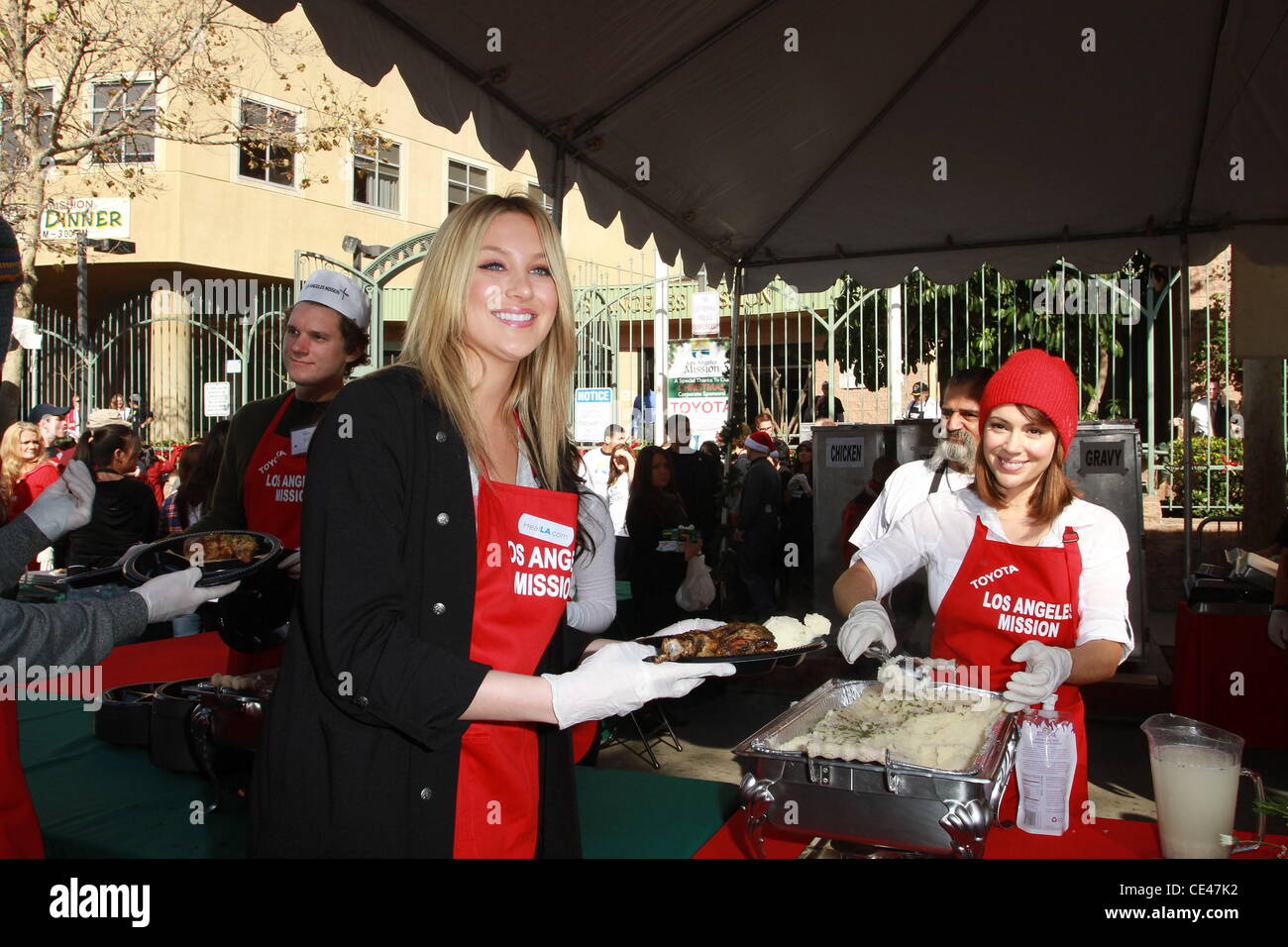 Stephanie Pratt, Alyssa Milano Celebrities volunteer on Christmas Eve ...