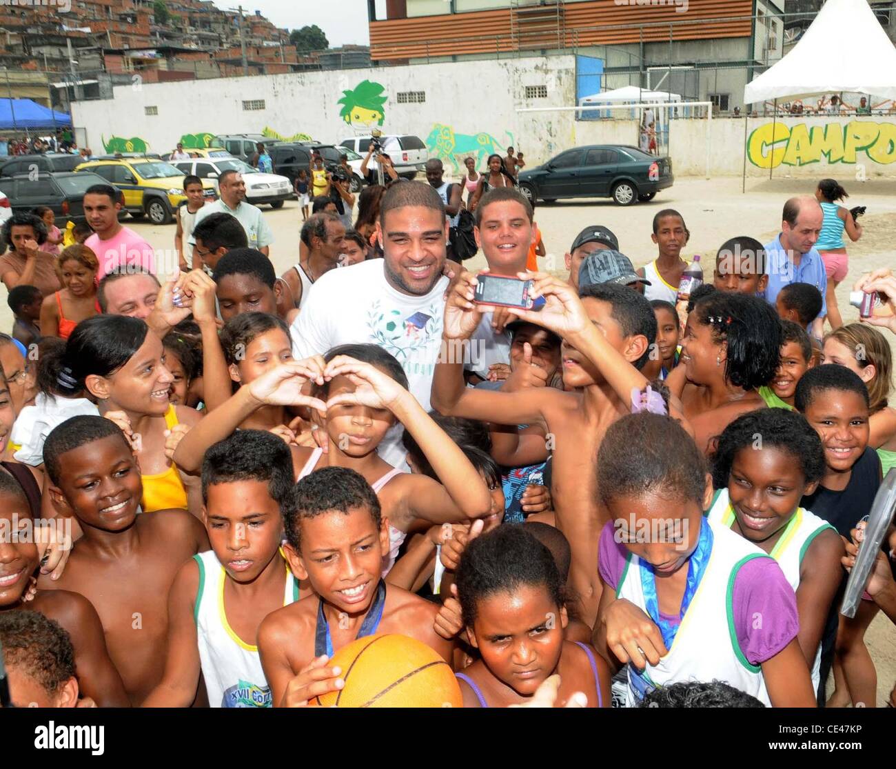Football star Adriano Imperador visits his birthplace, Vila Cruzeiro ...