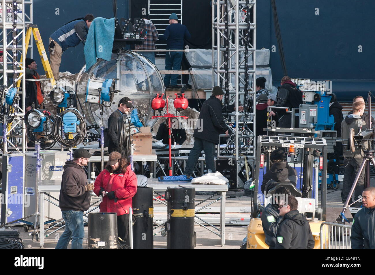 Atmosphere Workers prepare for Snooki's New Year's Eve ball drop at the ...