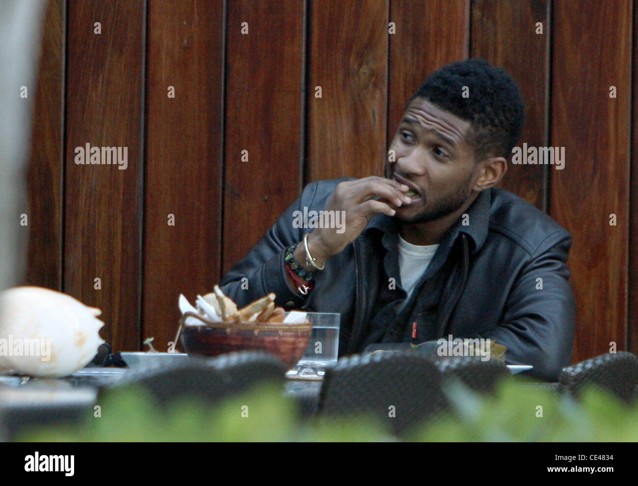 Usher is seen having lunch in Miami Beach. Miami Beach, Florida - 30.12 ...
