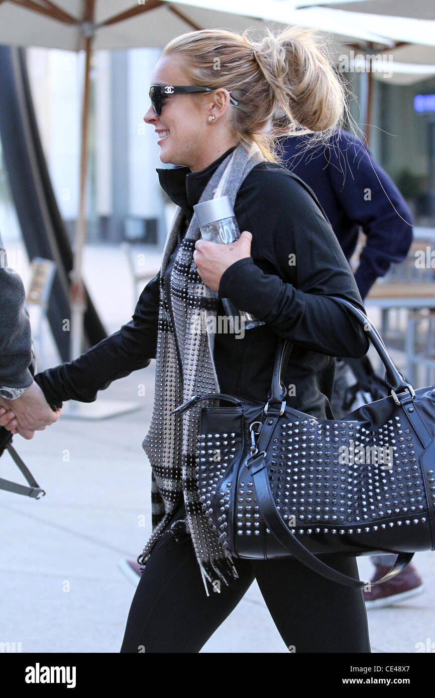 Lindsay Lohan arrives at the gym for her first post-rehab work out in ...