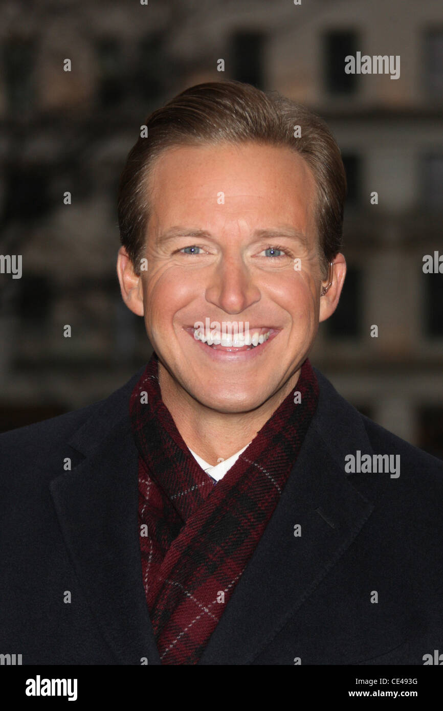 Jeff Glor outside 'The CBS Early Show' in New York City. New York, USA ...