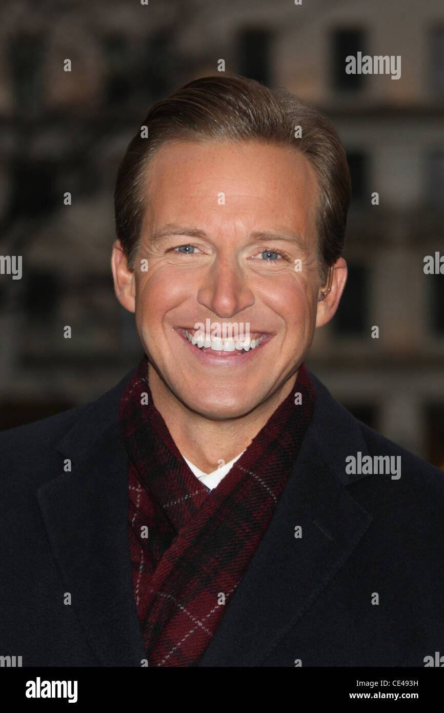 Jeff Glor outside 'The CBS Early Show' in New York City. New York, USA ...