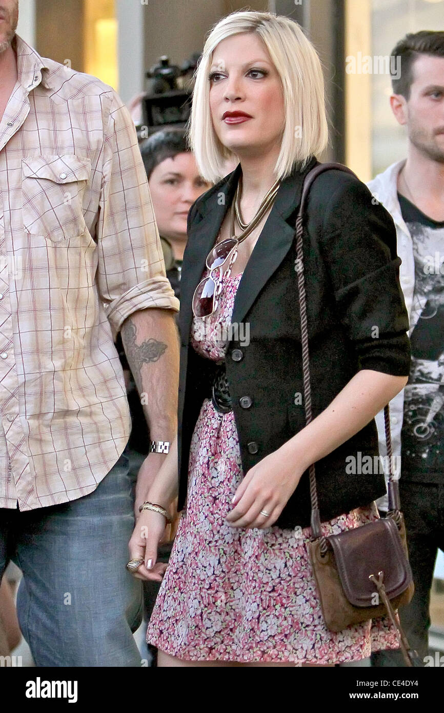 Tori spelling home hi-res stock photography and images - Alamy