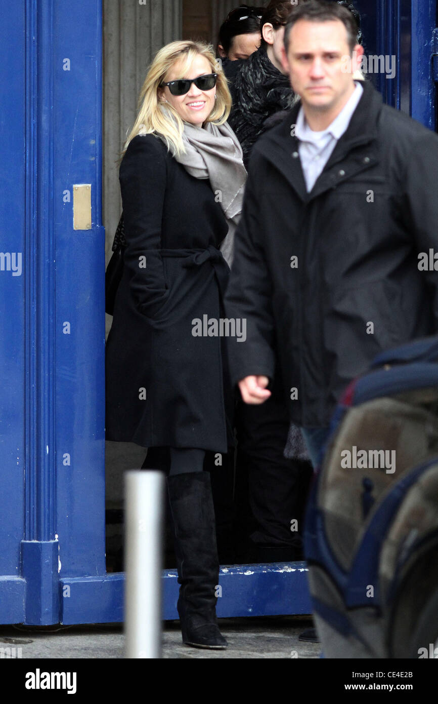 Reese Witherspoon had lunch with friends at Laduree during a day of ...