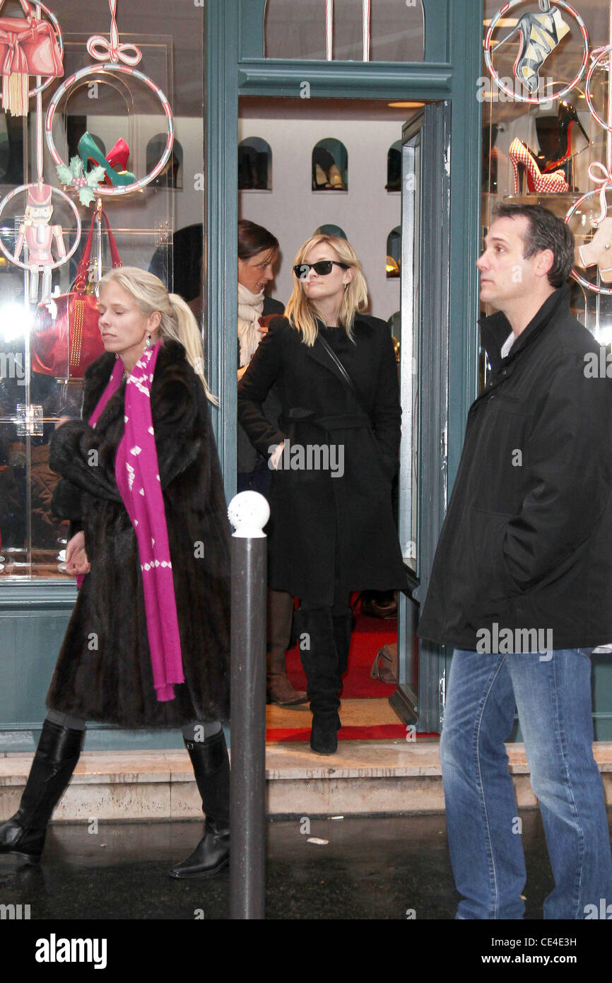 Reese Witherspoon had lunch with friends at Laduree during a day of ...