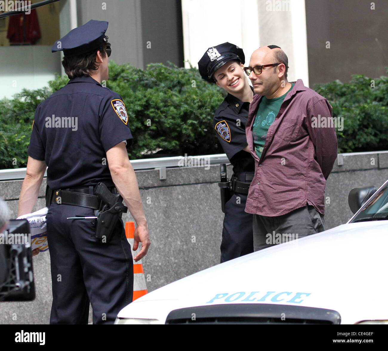 Willie Garson Matt Bomer and Willie Garson filming 'White Collar' on ...