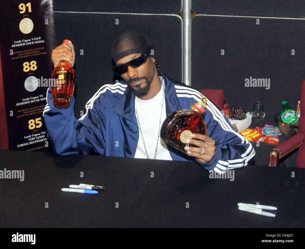 Rapper Snoop Dogg greets fans during Landy Cognac VS signing at ...