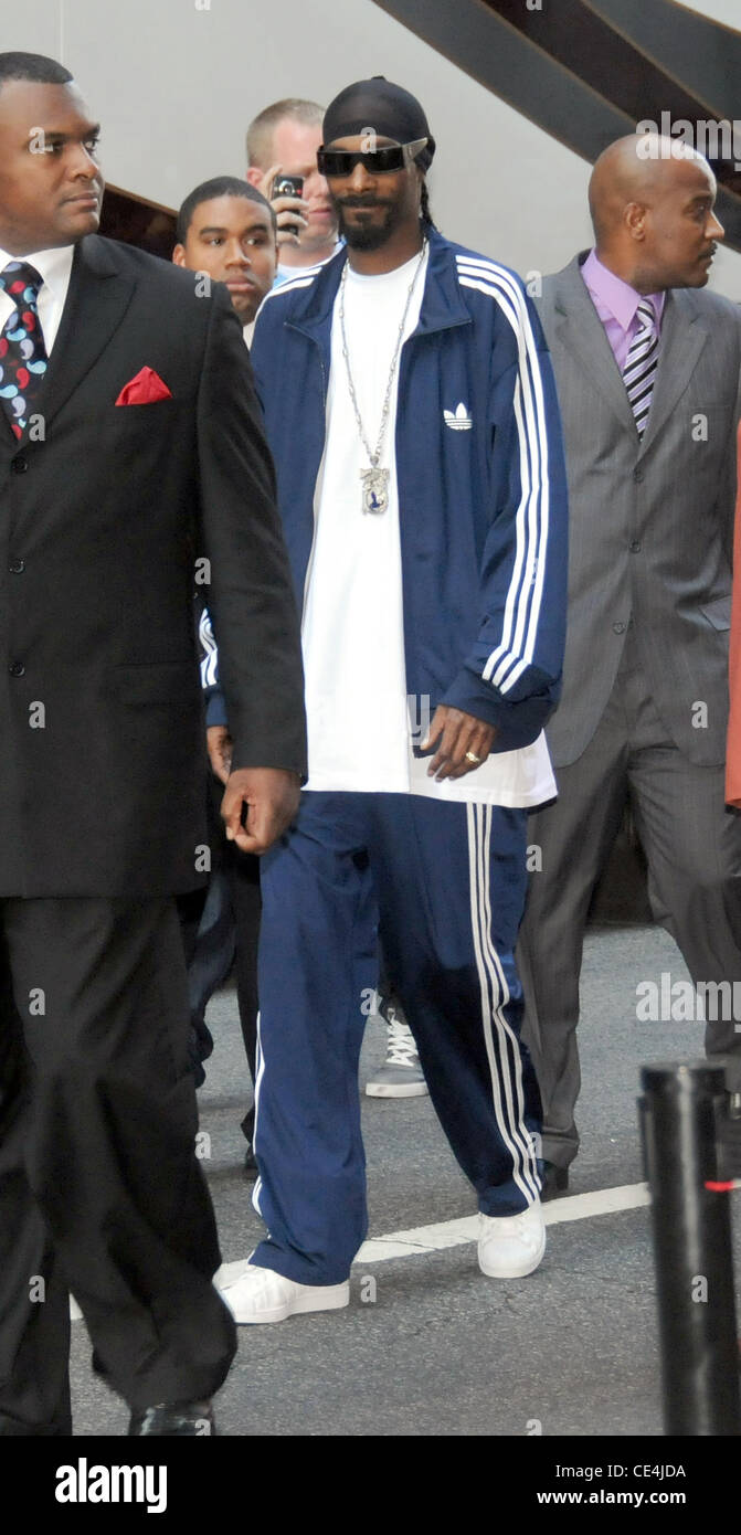 Rapper Snoop Dogg greets fans during Landy Cognac VS signing at ...