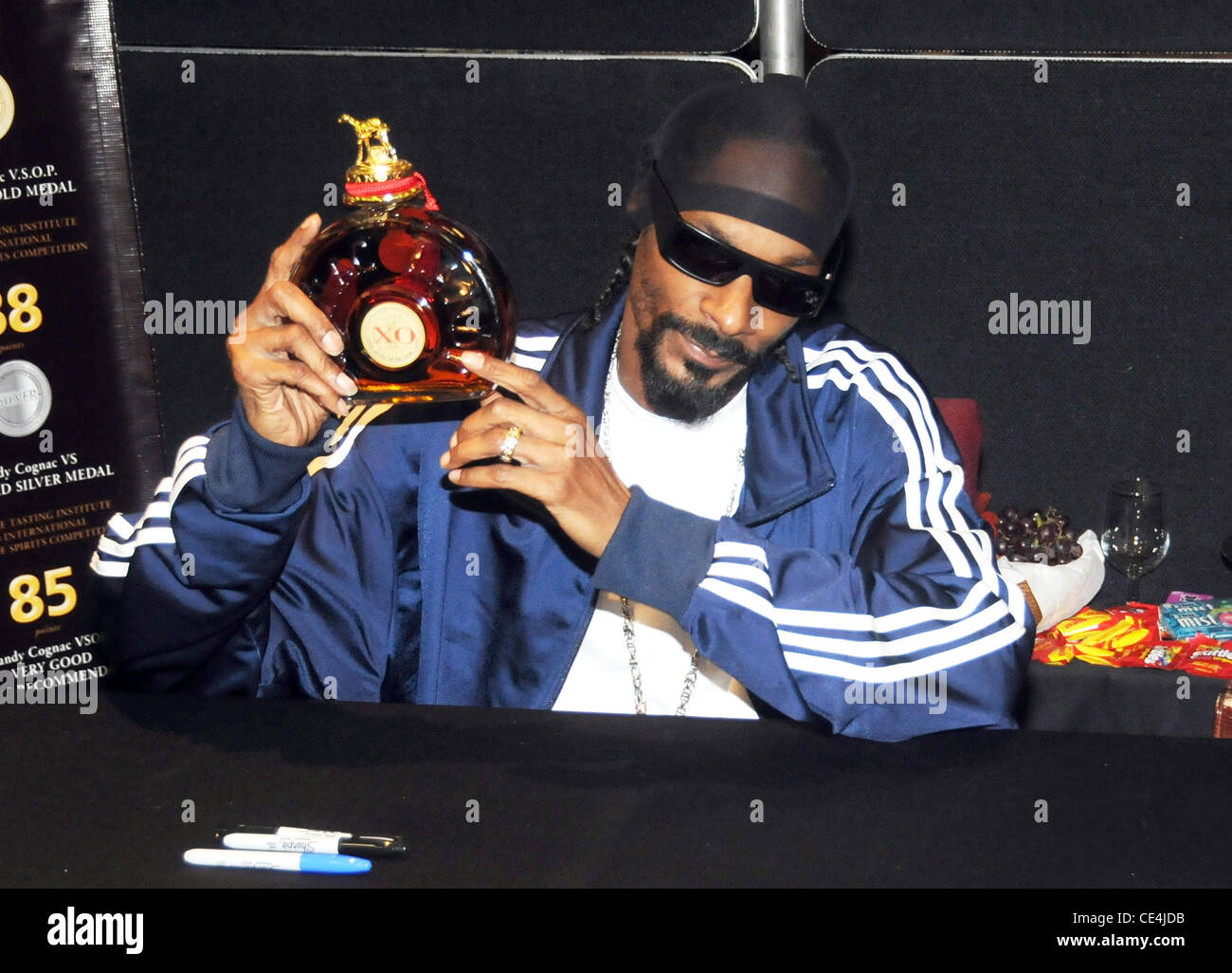 Rapper Snoop Dogg greets fans during Landy Cognac VS signing at ...