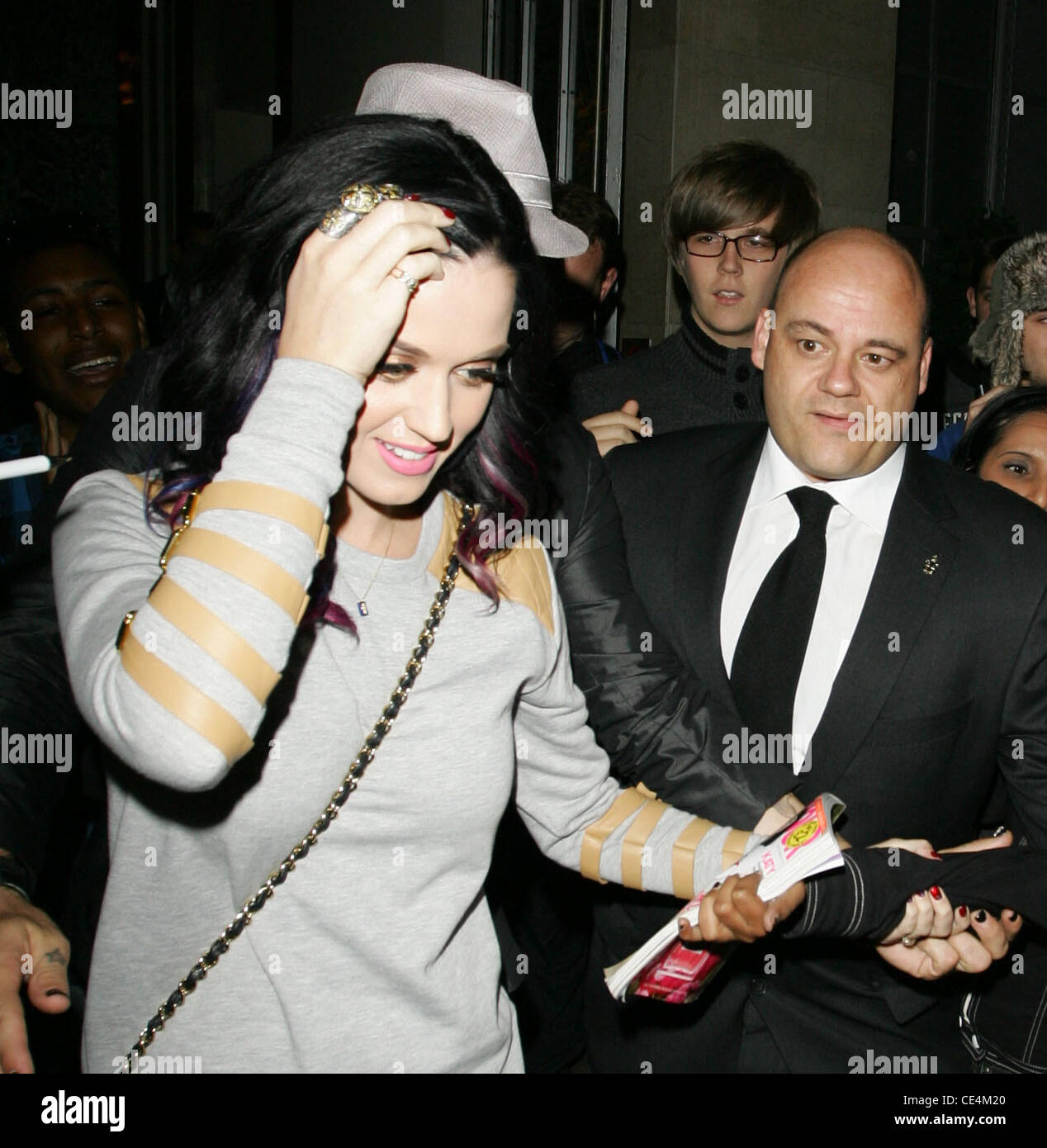 Katy Perry signs autographs for waiting fans outside Claridges Hotel ...