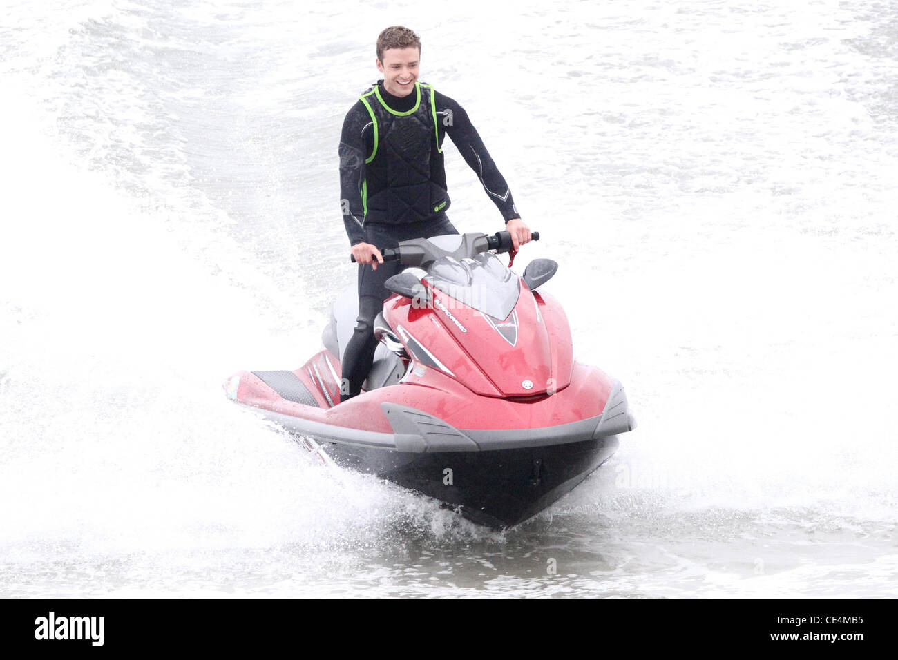 Justin Timberlake rides a jet ski while filming 'Friends with Benefits ...