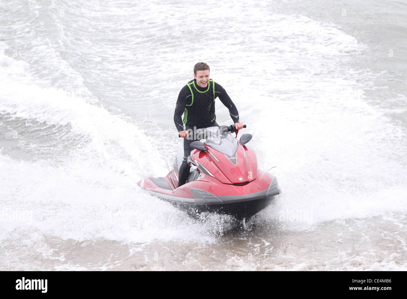 Justin Timberlake rides a jet ski while filming 'Friends with Benefits ...