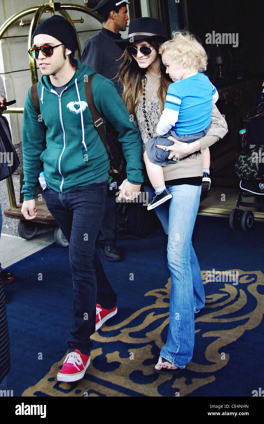 Ashlee Simpson and husband Pete Wentz leaving their Manhattan hotel ...