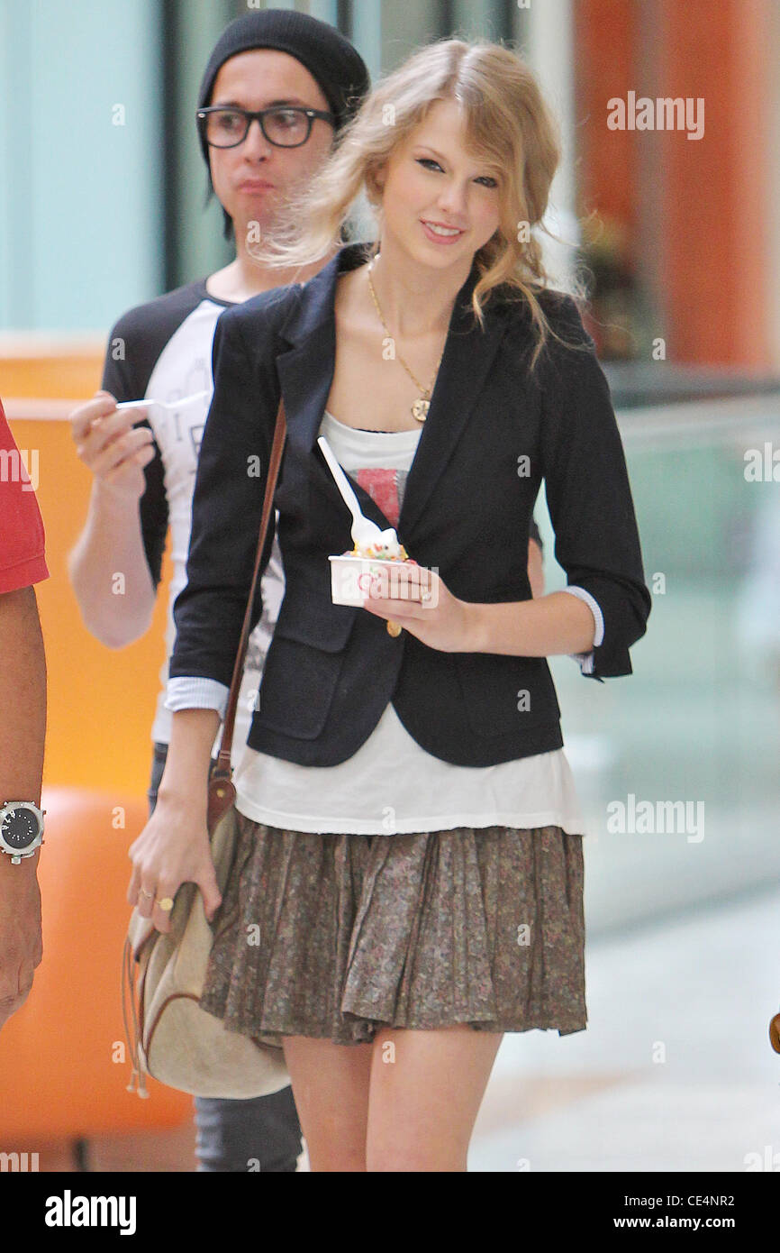 Taylor Swift eating a Pinkberry frozen yogurt while out shopping at ...